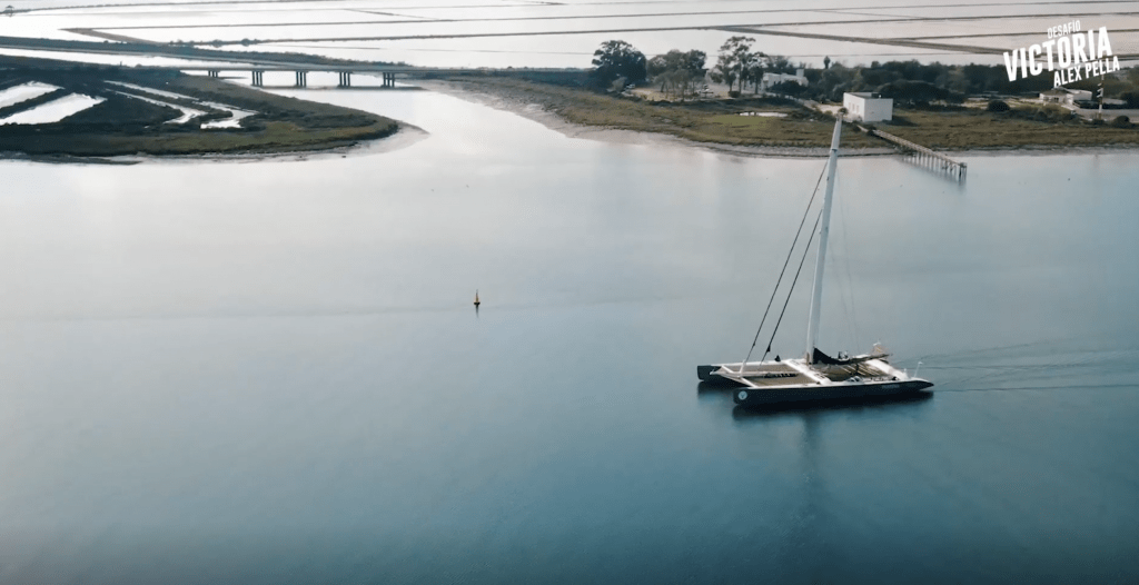 The “Maxicat Victoria” starts its voyage to try tvo beat the record of the Discovery Route ...